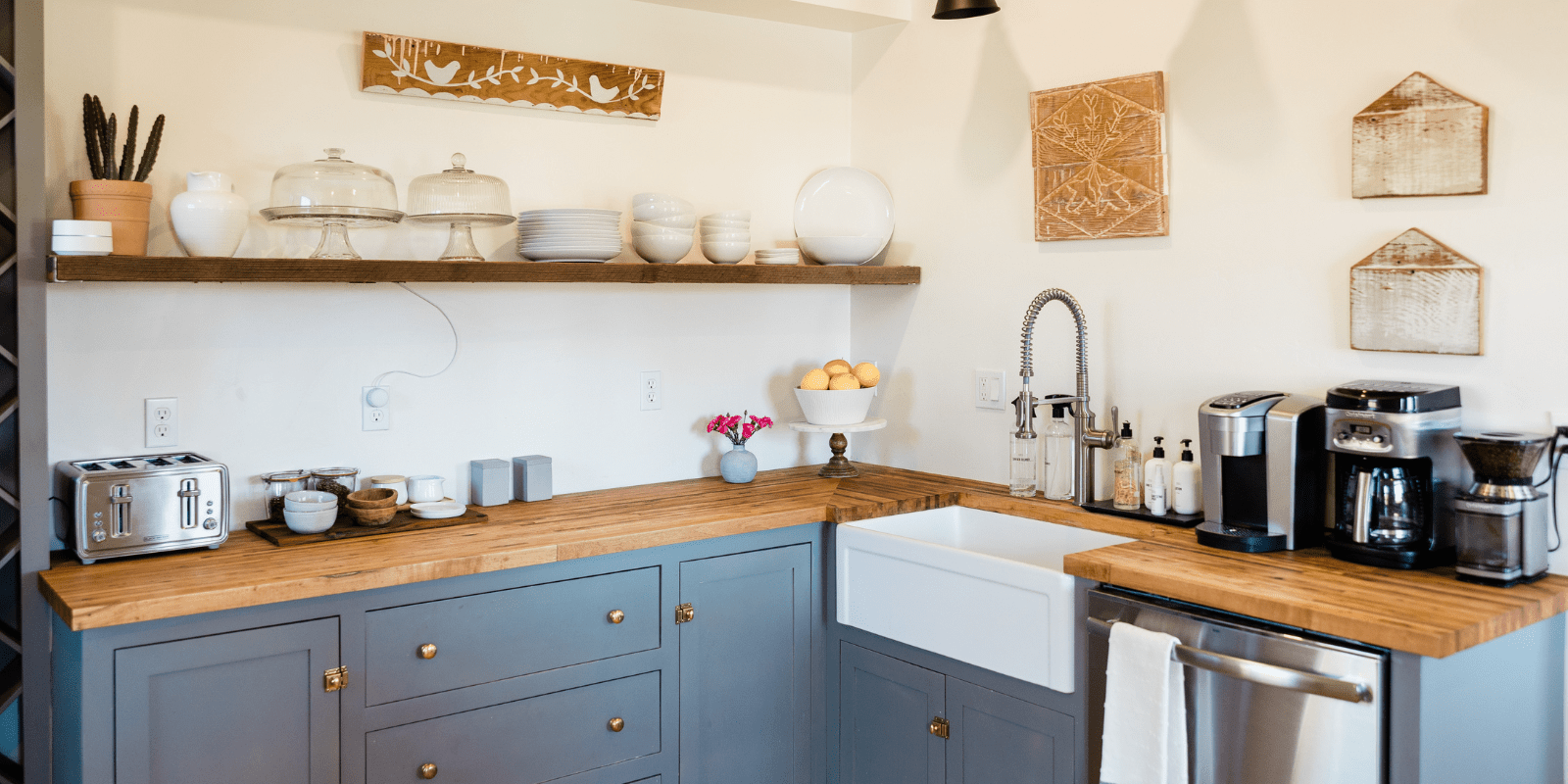 A Deep Dive into Country Kitchens and Their Amazing Beauty ...