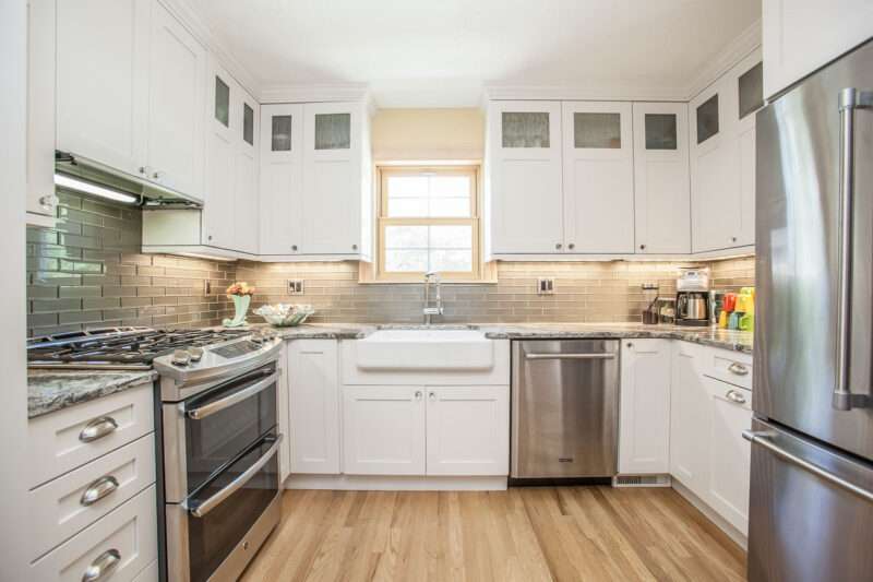 30 Design Ideas for Luxurious Traditional White Kitchen Cabinets ...