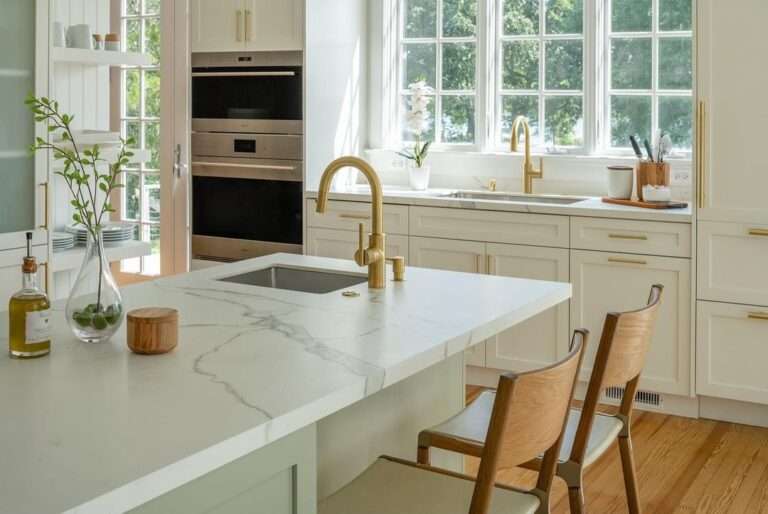 30 Design Ideas for Luxurious Traditional White Kitchen Cabinets ...