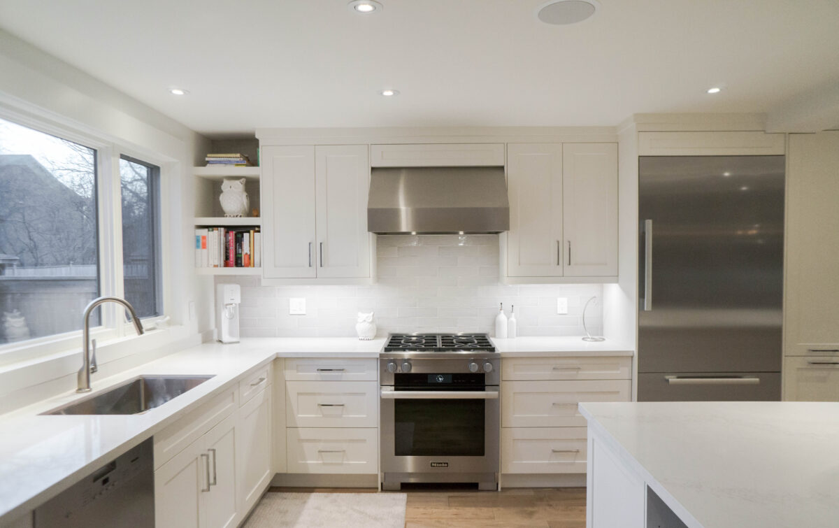 30 Beautiful Kitchens with Floating Shelves + Ideas and Tips!