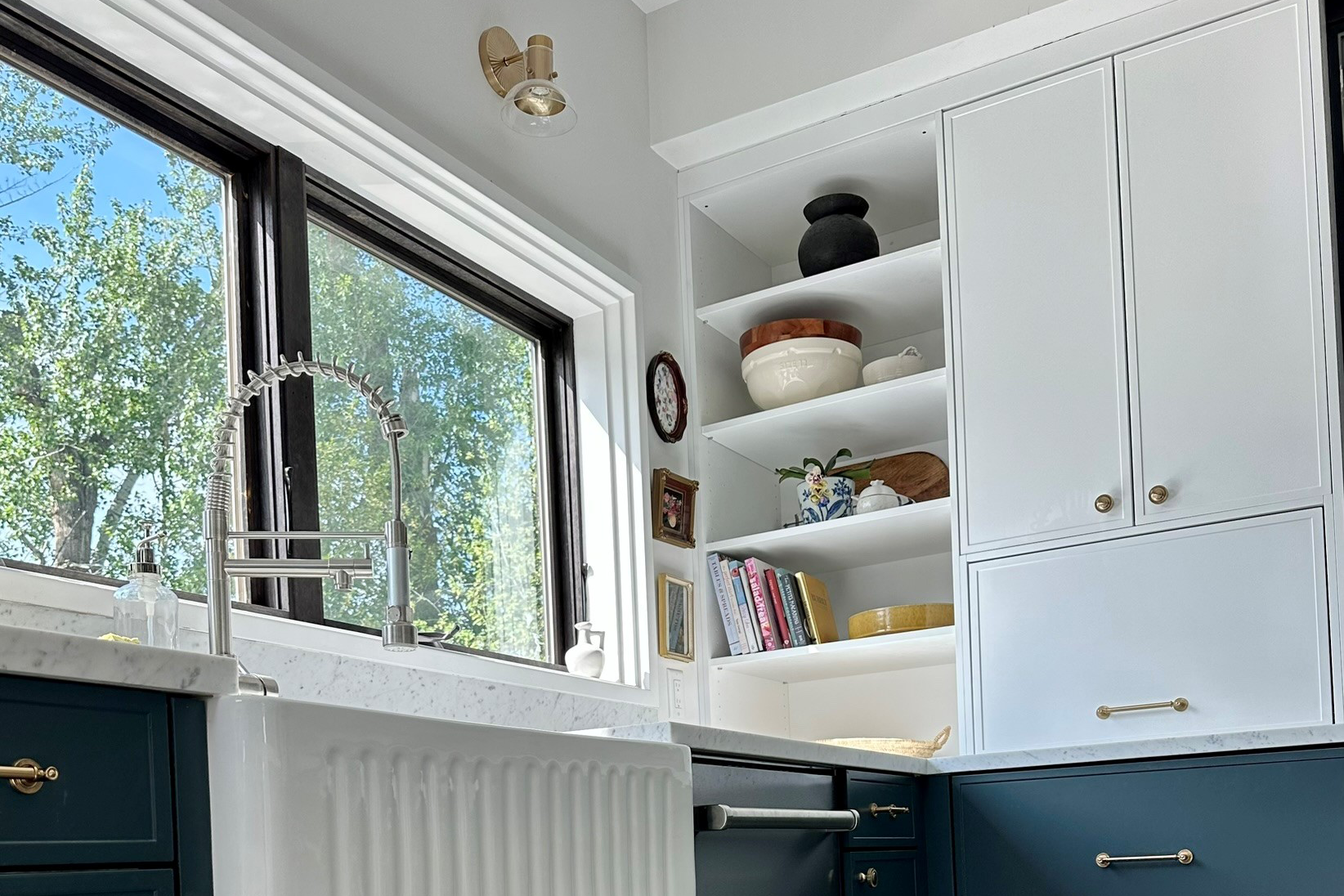 30 Beautiful Kitchens with Floating Shelves + Ideas and Tips!