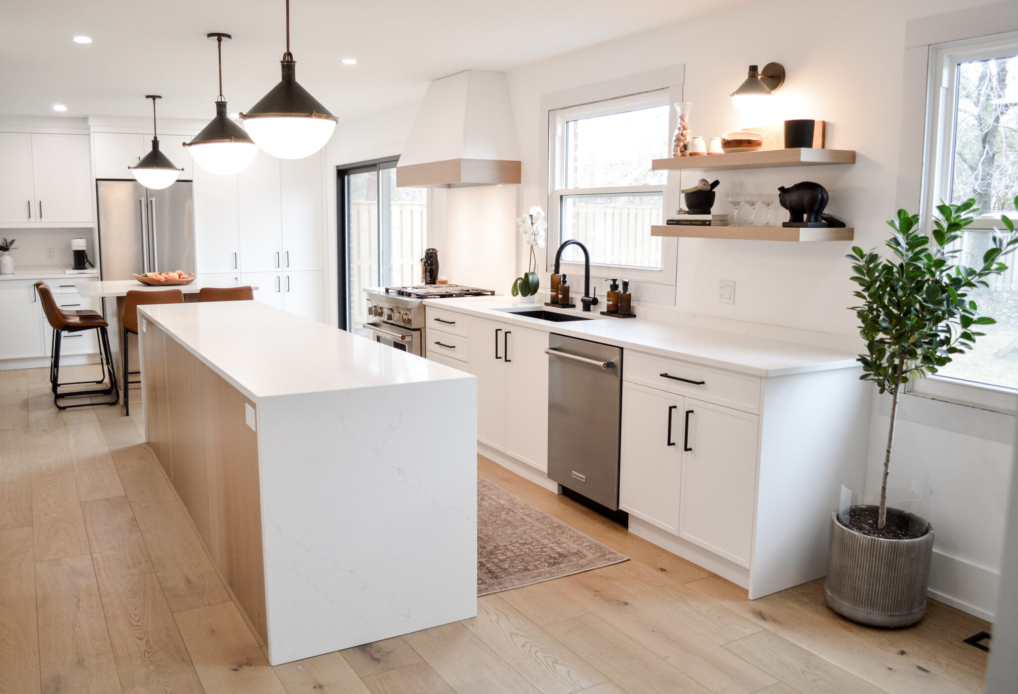 30 Beautiful Kitchens with Floating Shelves + Ideas and Tips!