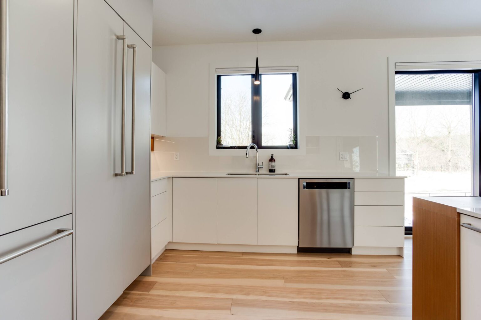 How to Choose Kitchen Cabinets with Drawers vs. Doors