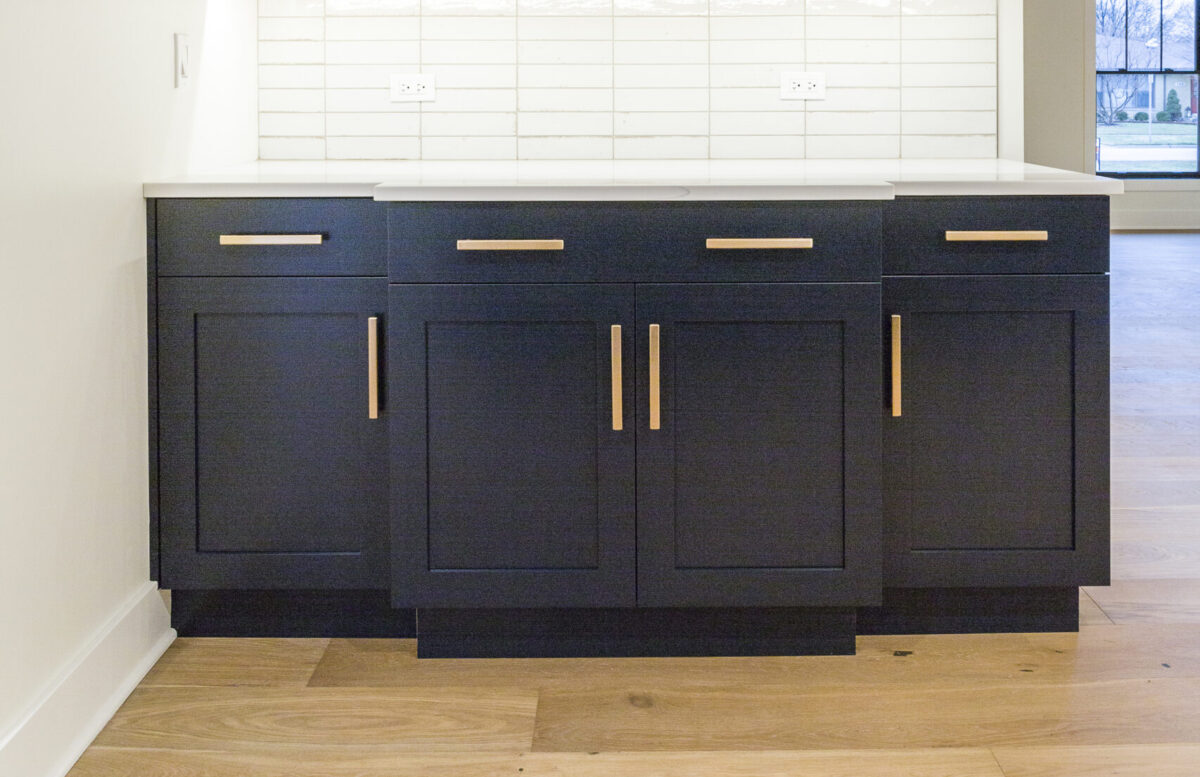 How to Choose Kitchen Cabinets with Drawers vs. Doors