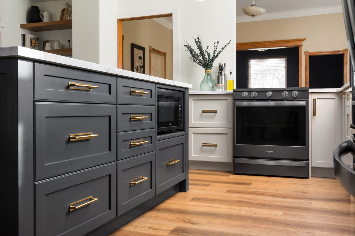 How to Choose Kitchen Cabinets with Drawers vs. Doors