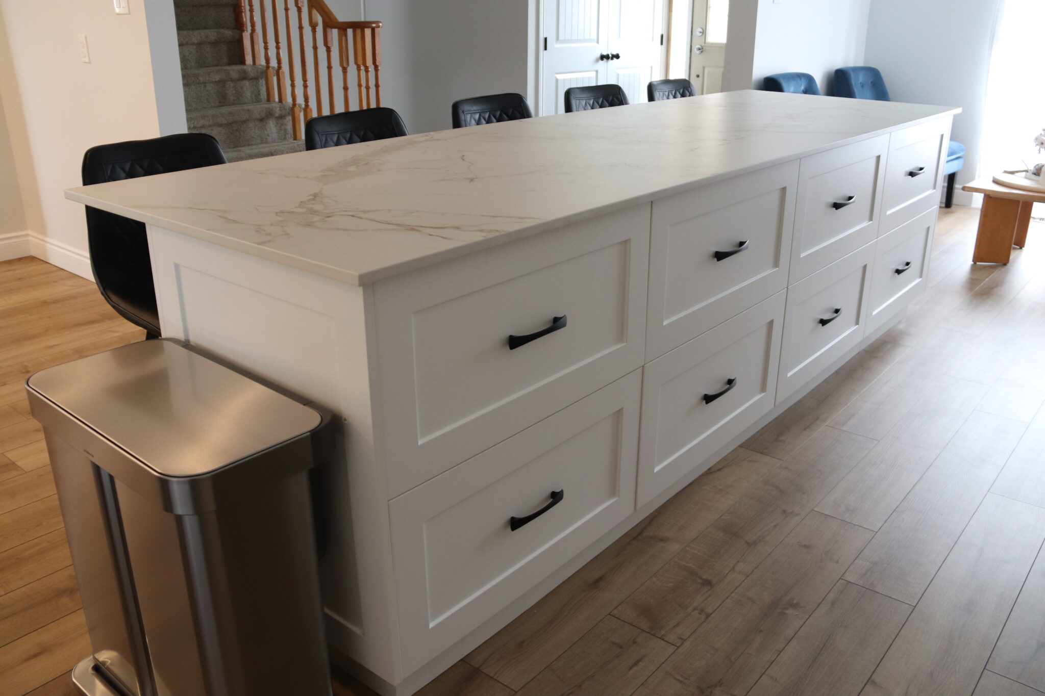 How to Choose Kitchen Cabinets with Drawers vs. Doors